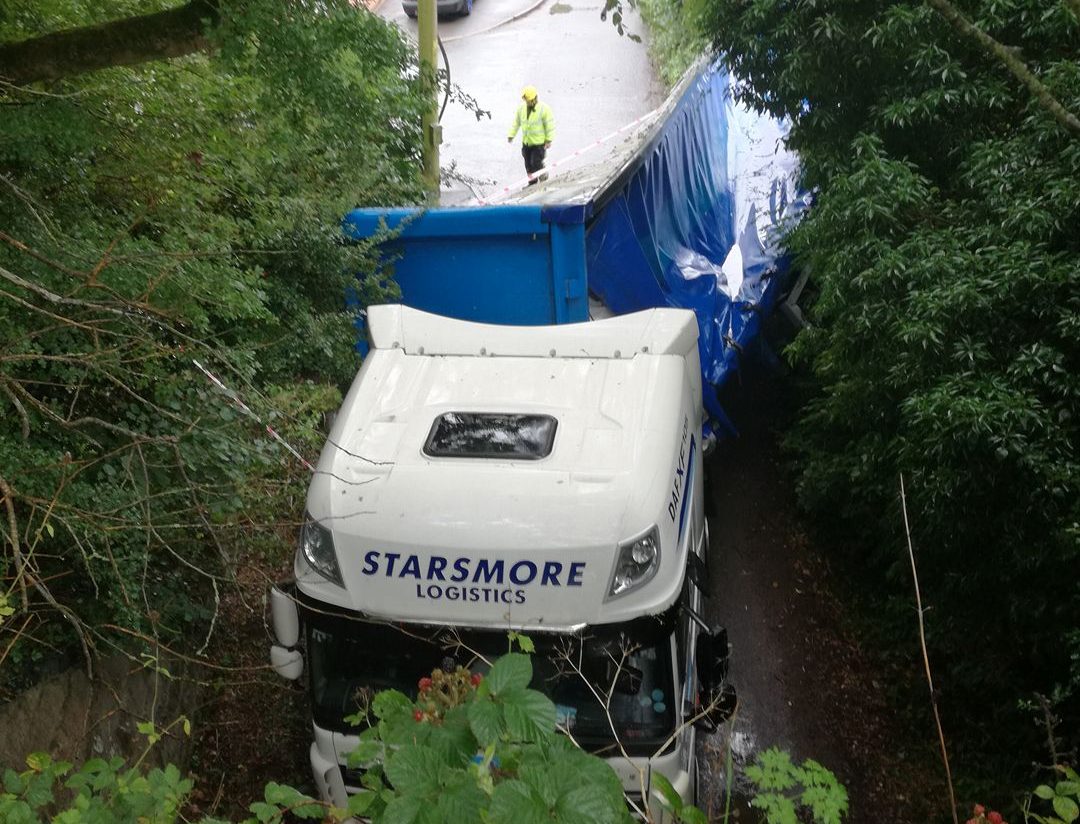 Lorry crash closes road in Marlborough until the morning for recovery work