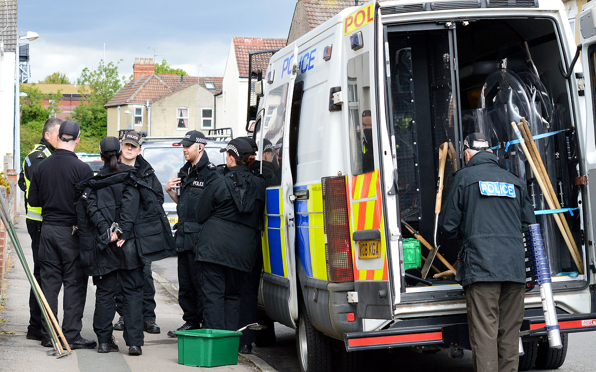 Large police search operation takes place in Swindon town centre alleyways