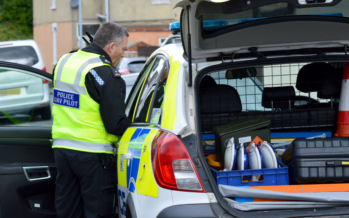 Large police search operation takes place in Swindon town centre alleyways