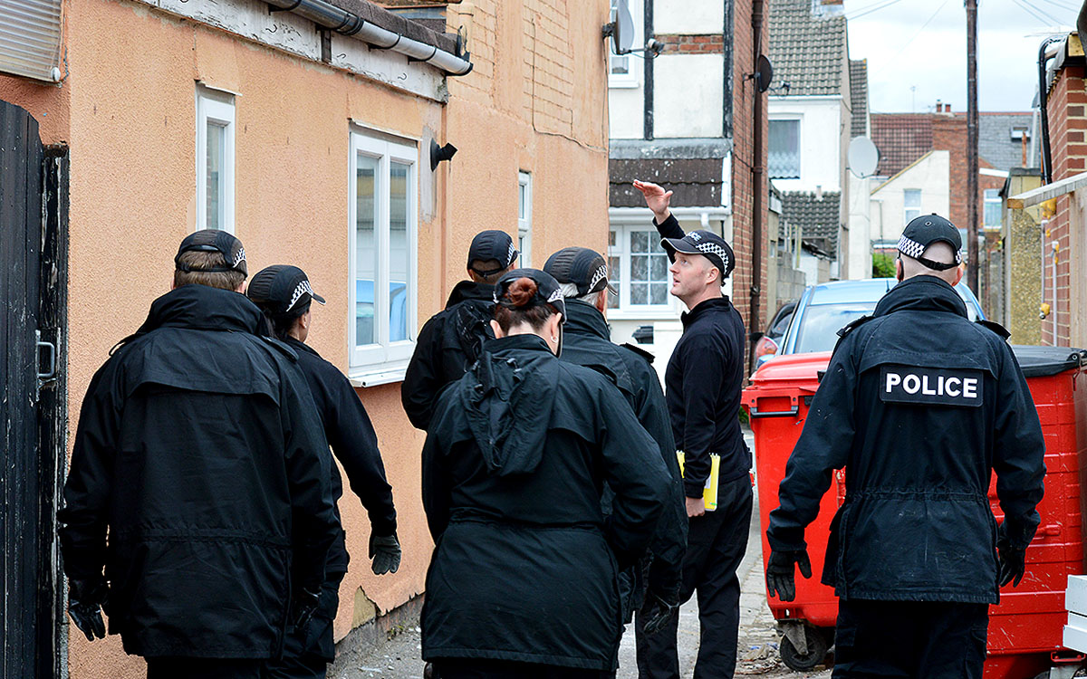 Large police search operation takes place in Swindon town centre alleyways