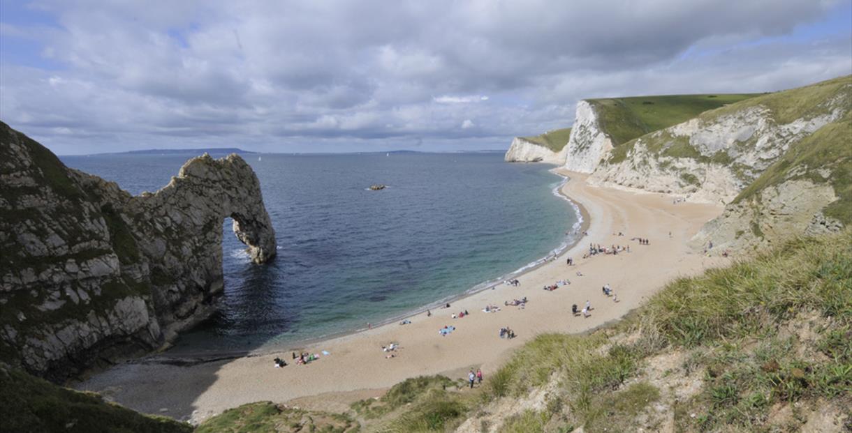 Salisbury girl, 5, dies after being rescued from sea near Dorset beauty ...