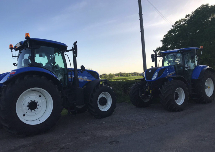 Police stop tractors after BOTH drivers spotted using their MOBILE ...