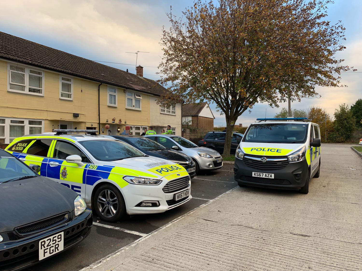 Armed police respond after reports of gang with weapons in Swindon