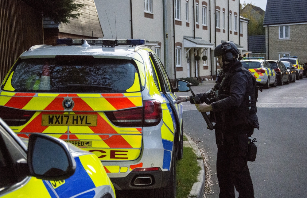 Metropolitan Police raid Calne address in search of wanted man