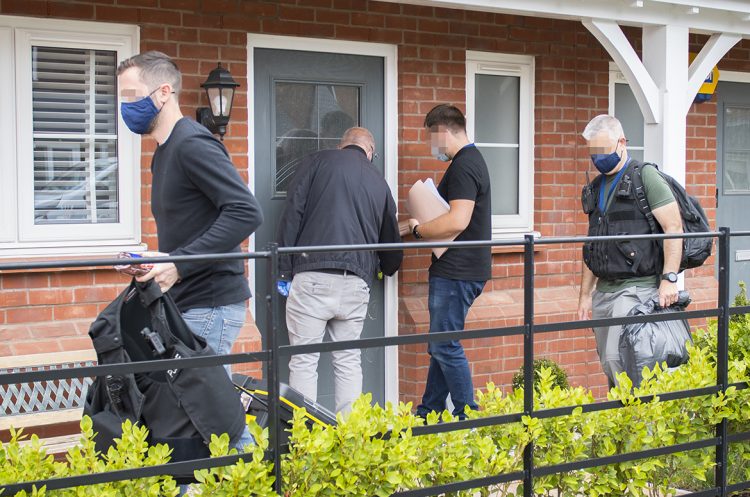 Crack team of covert cops in 'clapped-out cars' raid house in North Swindon