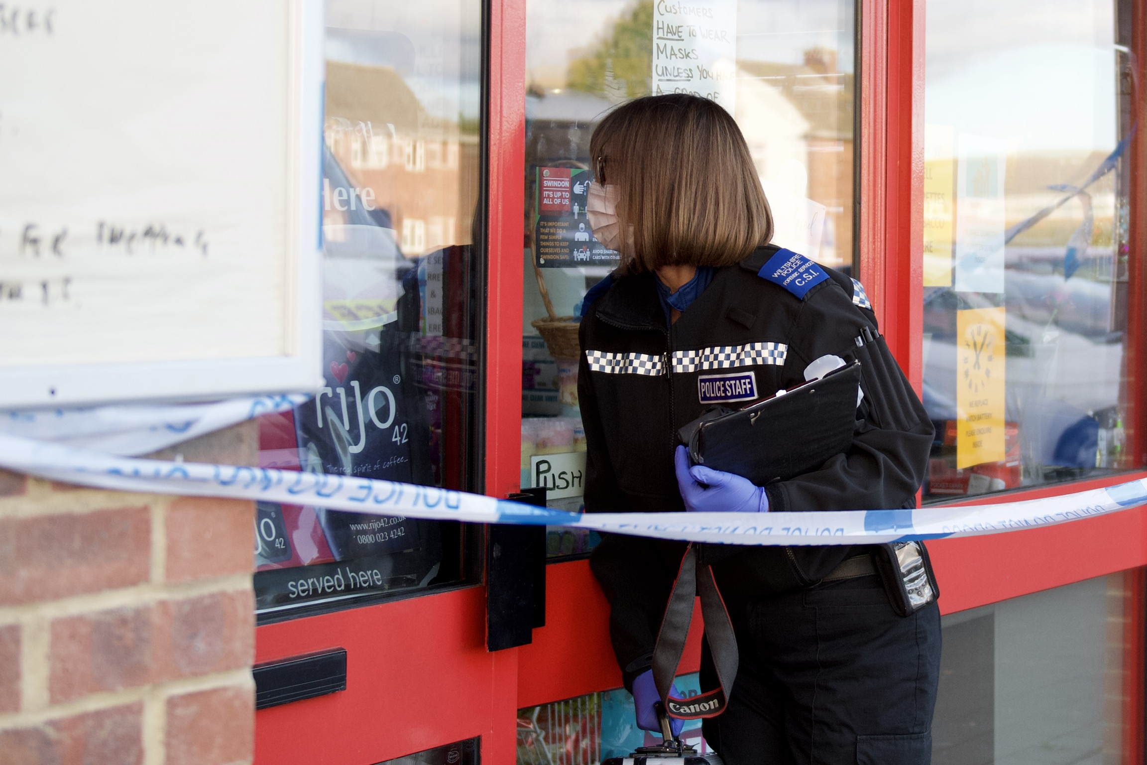 Crime scene in place as detectives investigate robbery at Swindon shop