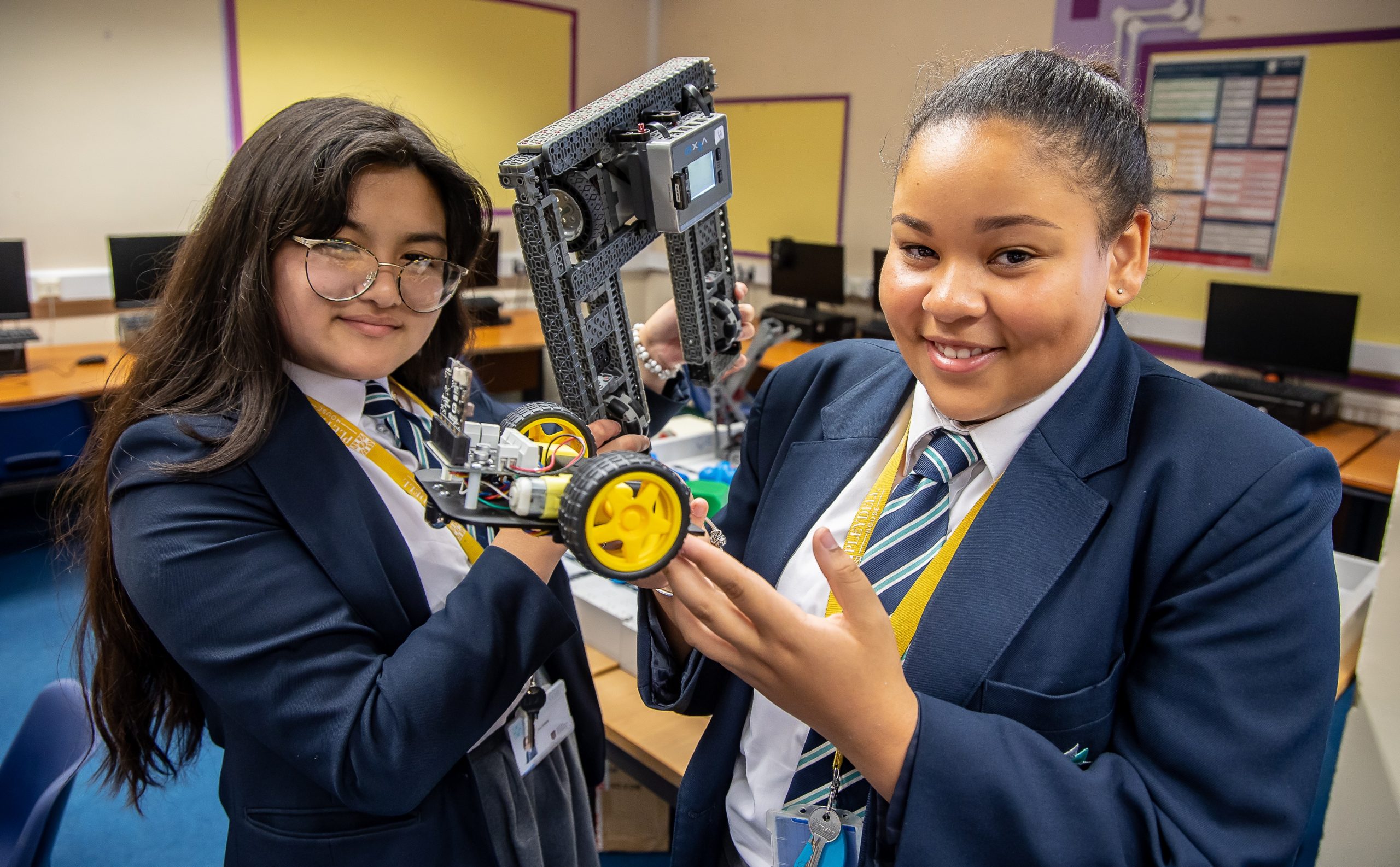 Swindon school pupils prepare for robotics challenge in new technology lab