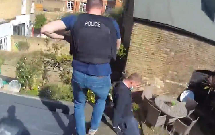 Video shows police chase gang across rooftops after defrauding victim ...
