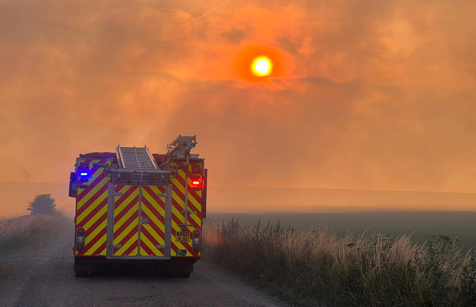 Smoke from Salisbury Plain wildfire travelling to Swindon - fire ...