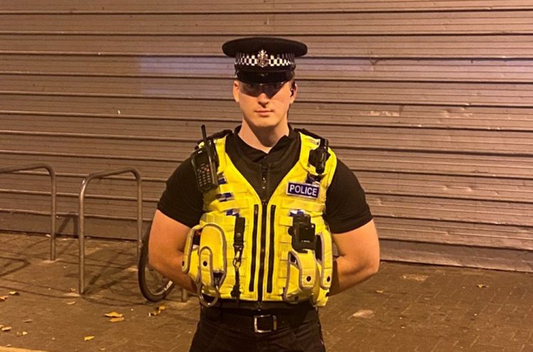 Wiltshire Police officer on knife crime patrol inundated with comments ...