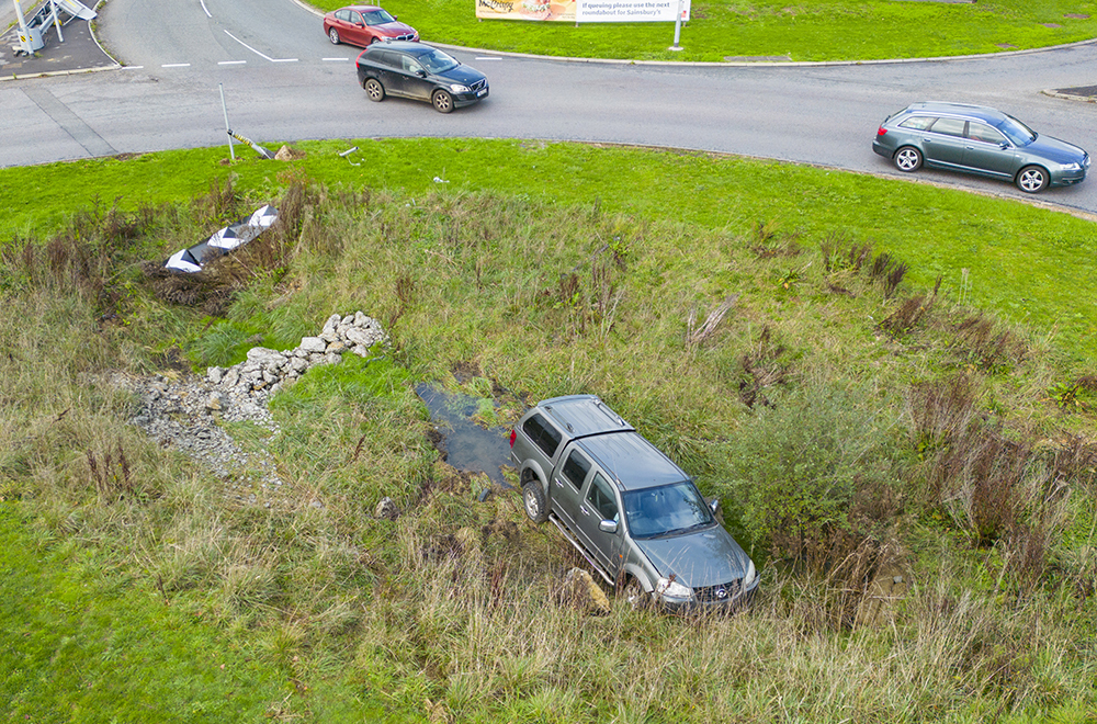 PICTURES: Pick-up truck crashes into ditch in middle of A350 roundabout