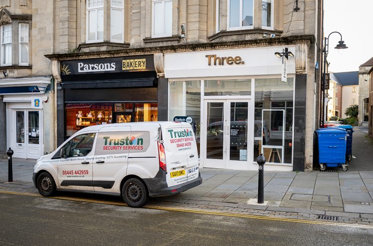 Thieves raid Chippenham phone shop as police dog deployed in search