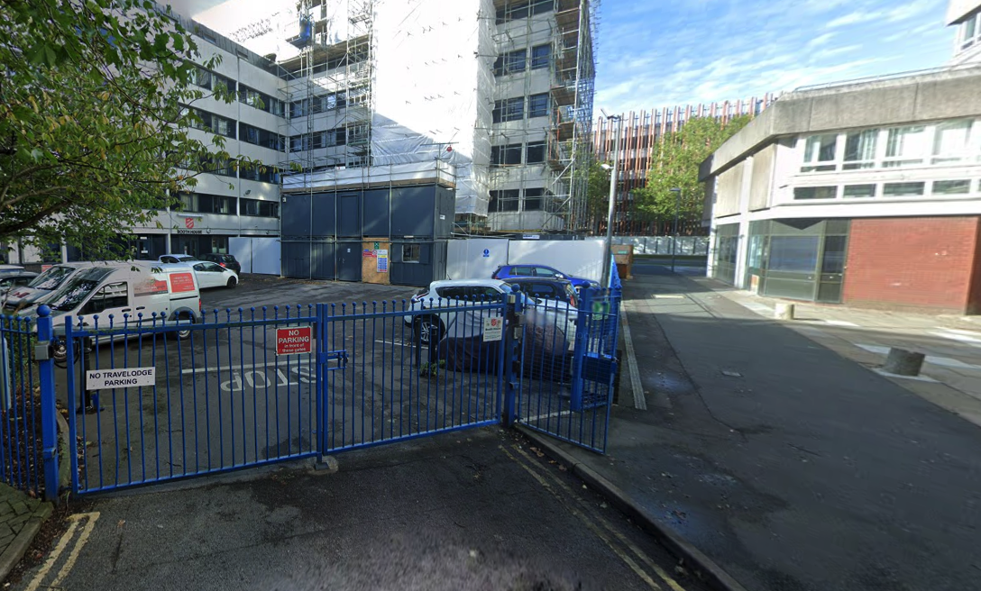 Knifeman arrested after making threats outside Swindon homeless hostel