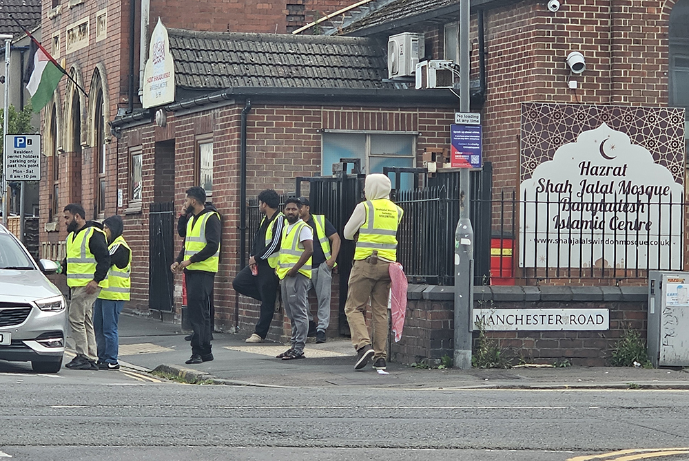 Muslims guard Swindon mosques amid far-right protest speculation