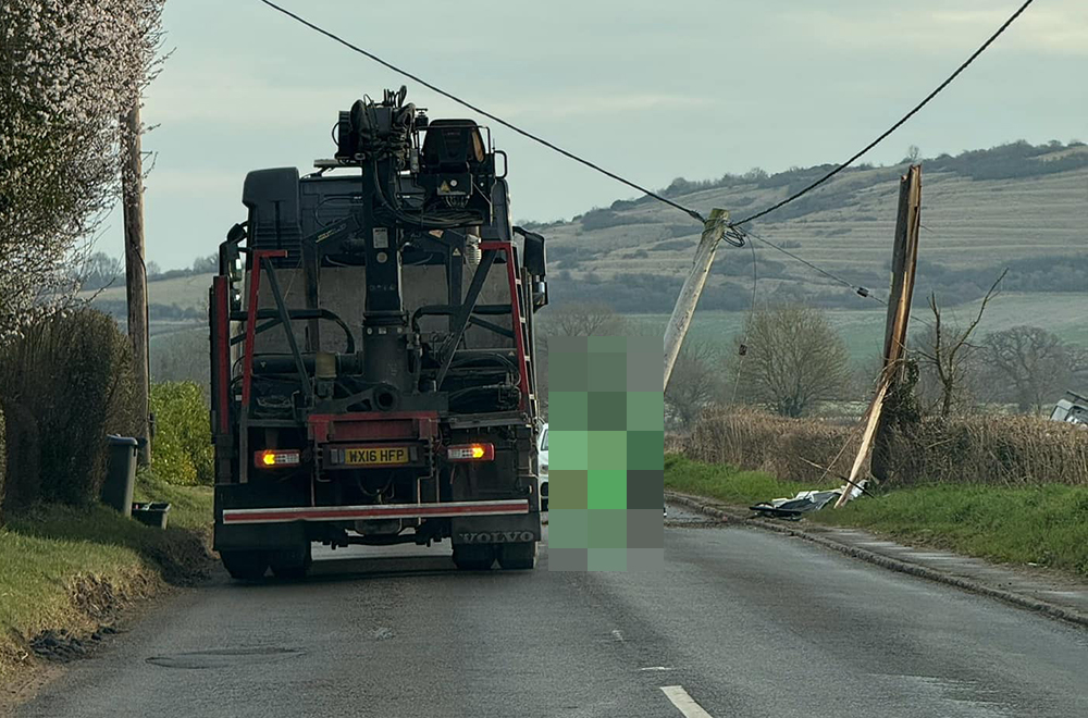 A342 near Devizes closed as 999 crews race to multi-vehicle crash