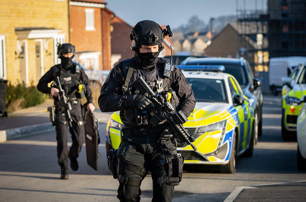 Negotiator tasked as armed police deployed for 'siege' in Faringdon