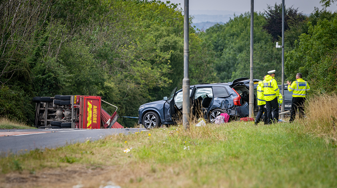 Six people injured and lorry overturns in dramatic A420 crash